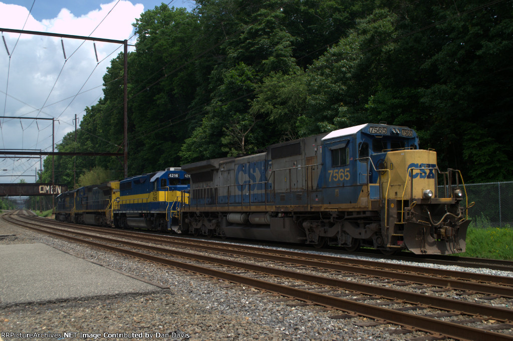 CSX C40-8 7565 trails on Q418-13